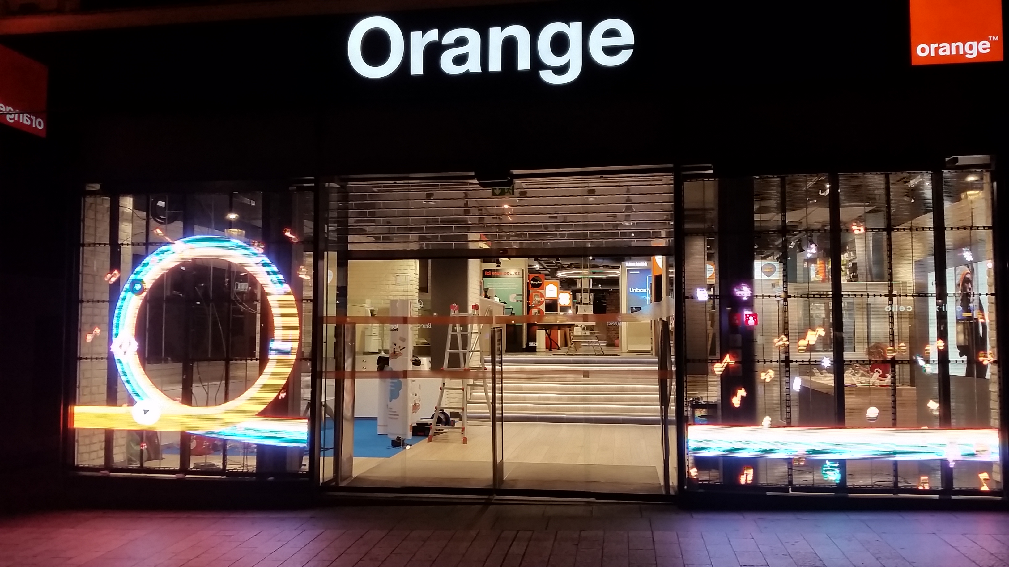 Orange installed transparent LED Vidéo displays