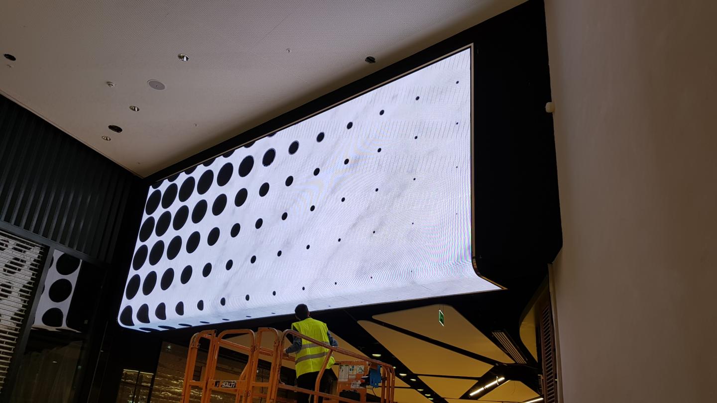 Parly 2 installs suspended screens.