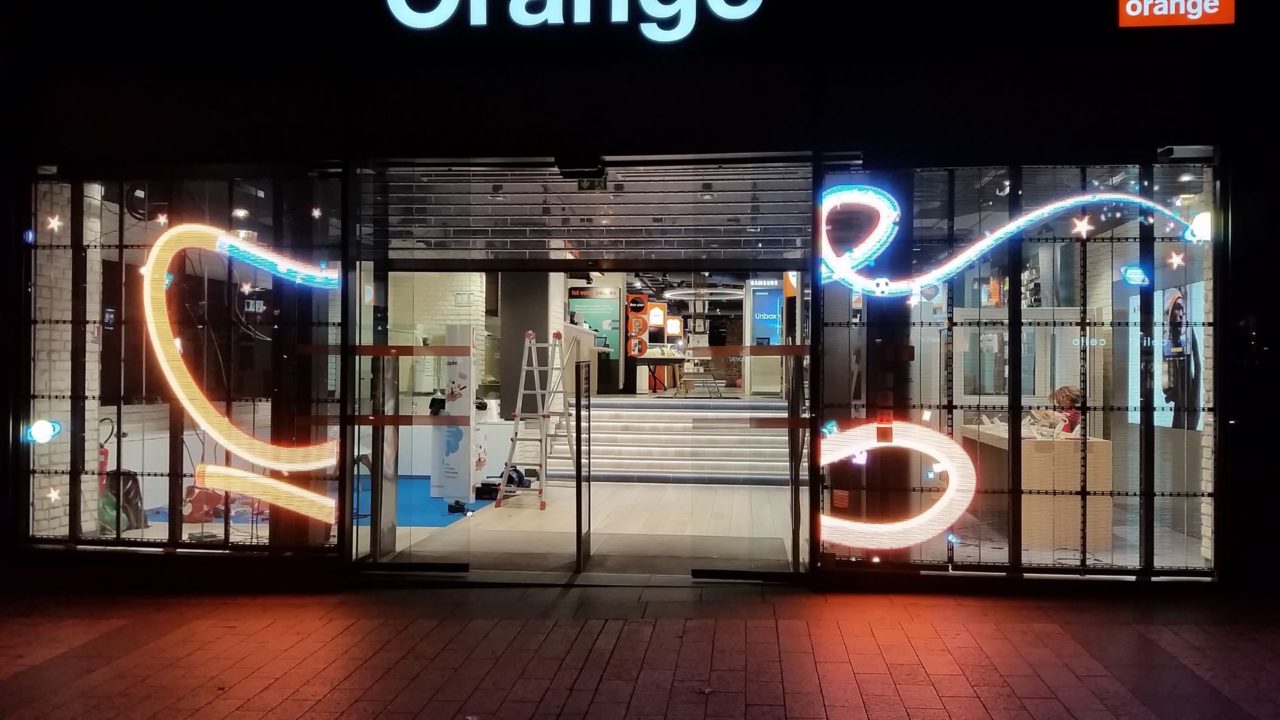Orange installed transparent LED Vidéo displays