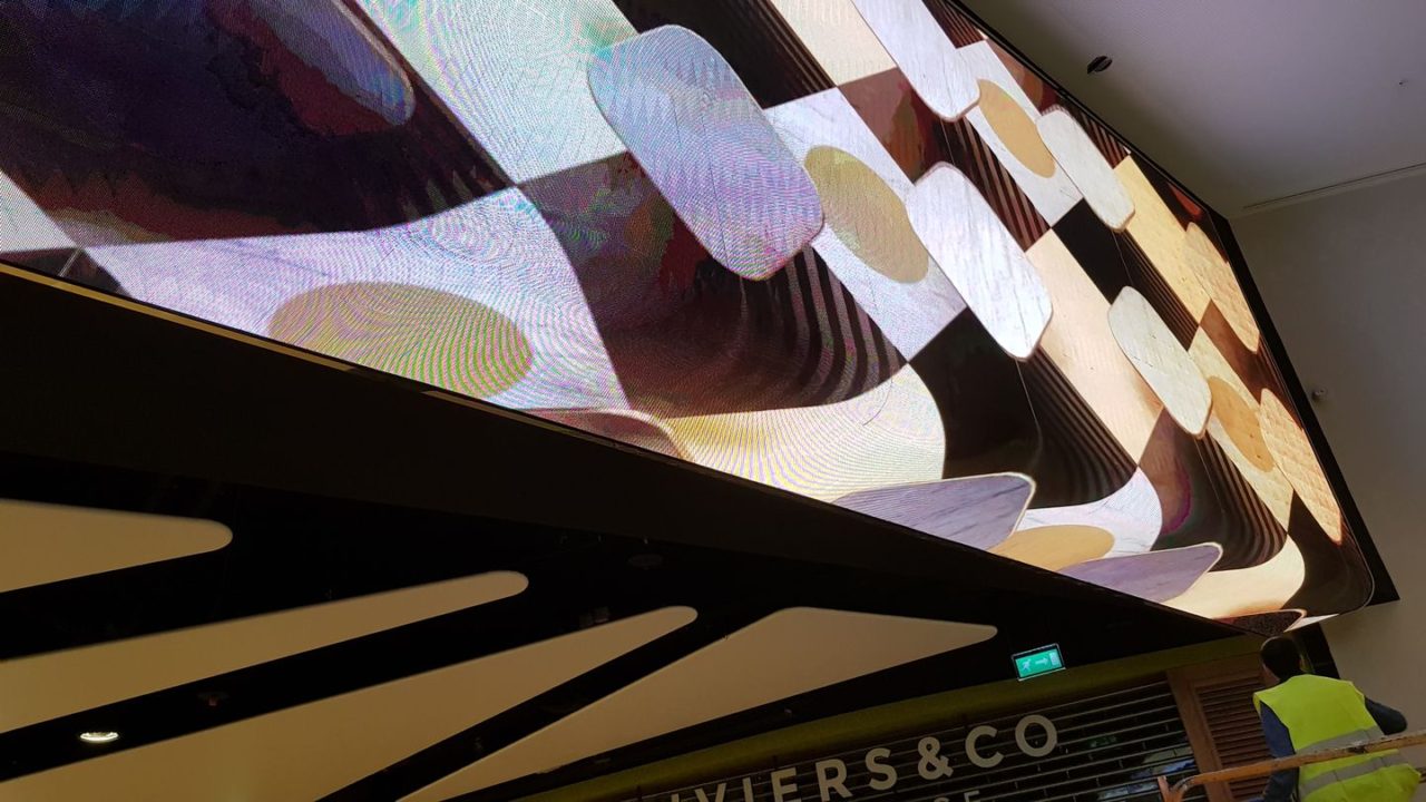 Parly 2 installs suspended screens.